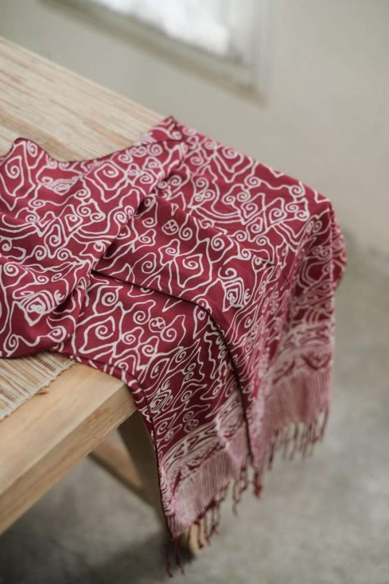 Jual Ratu - Scarf Batik Tcn Mega Mendung Maroon Red Di Seller Batik ...