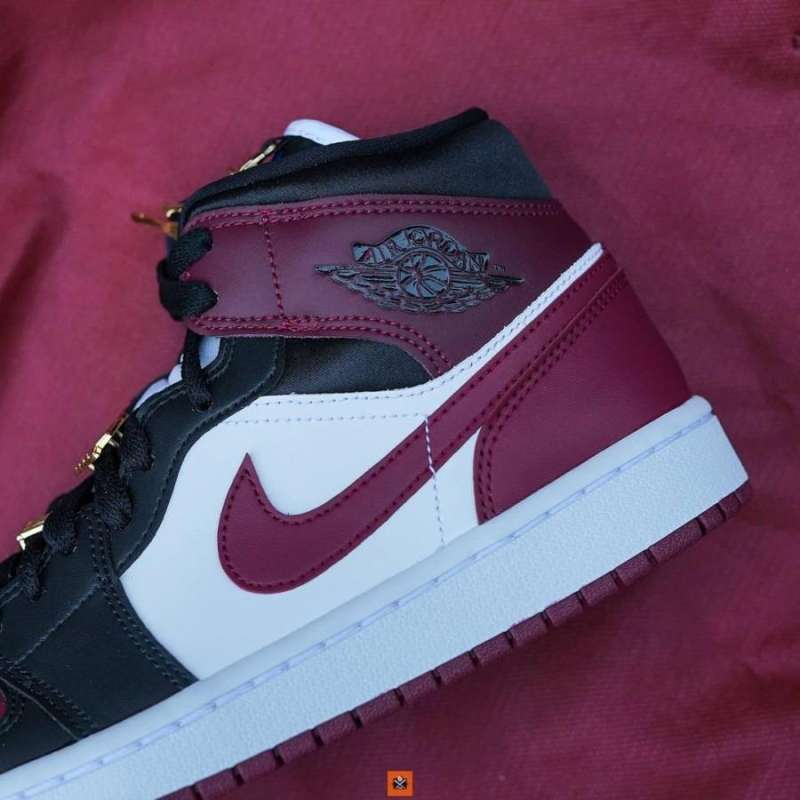 Jual Sepatu Nike Air Jordan 1 Mid Se Gold Pendant W Di Seller ...