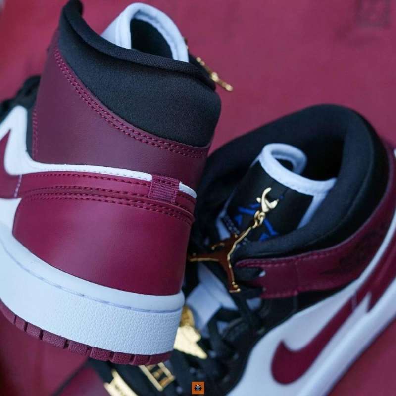 Jual Sepatu Nike Air Jordan 1 Mid Se Gold Pendant W Di Seller ...