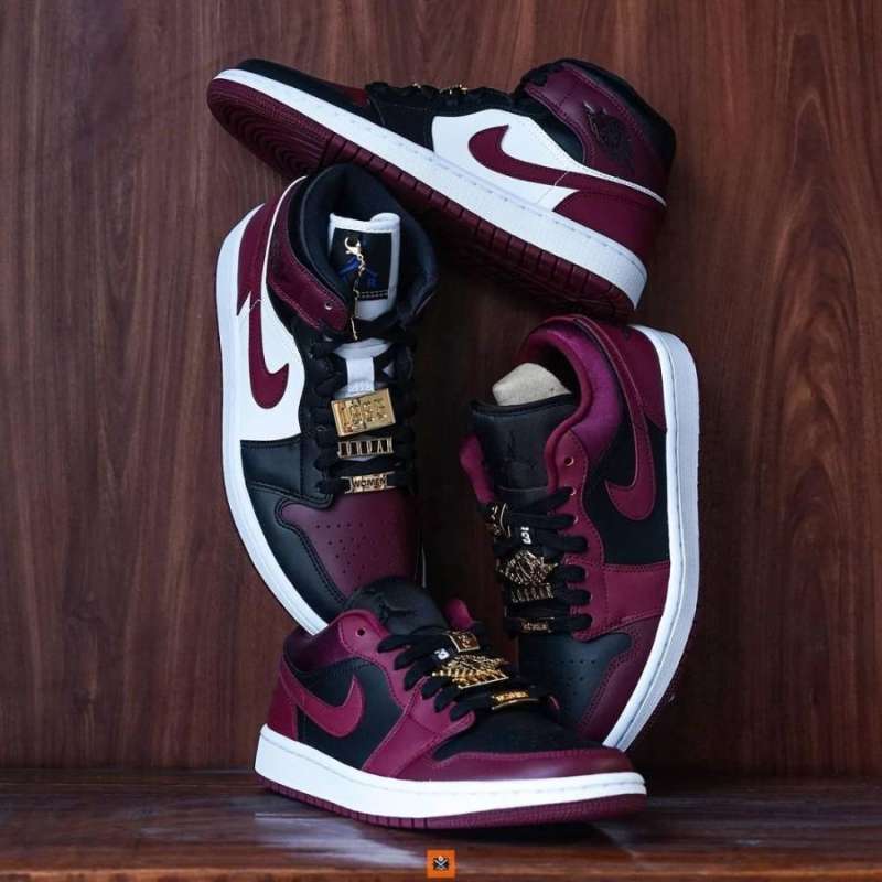 Jual Sepatu Nike Air Jordan 1 Mid Se Gold Pendant W Di Seller ...