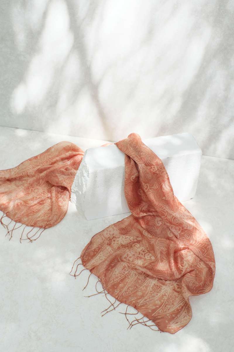 Jual Batik Ratu - Syal Batik Sutra Guratan Daun - Cream - 45 Di Seller ...