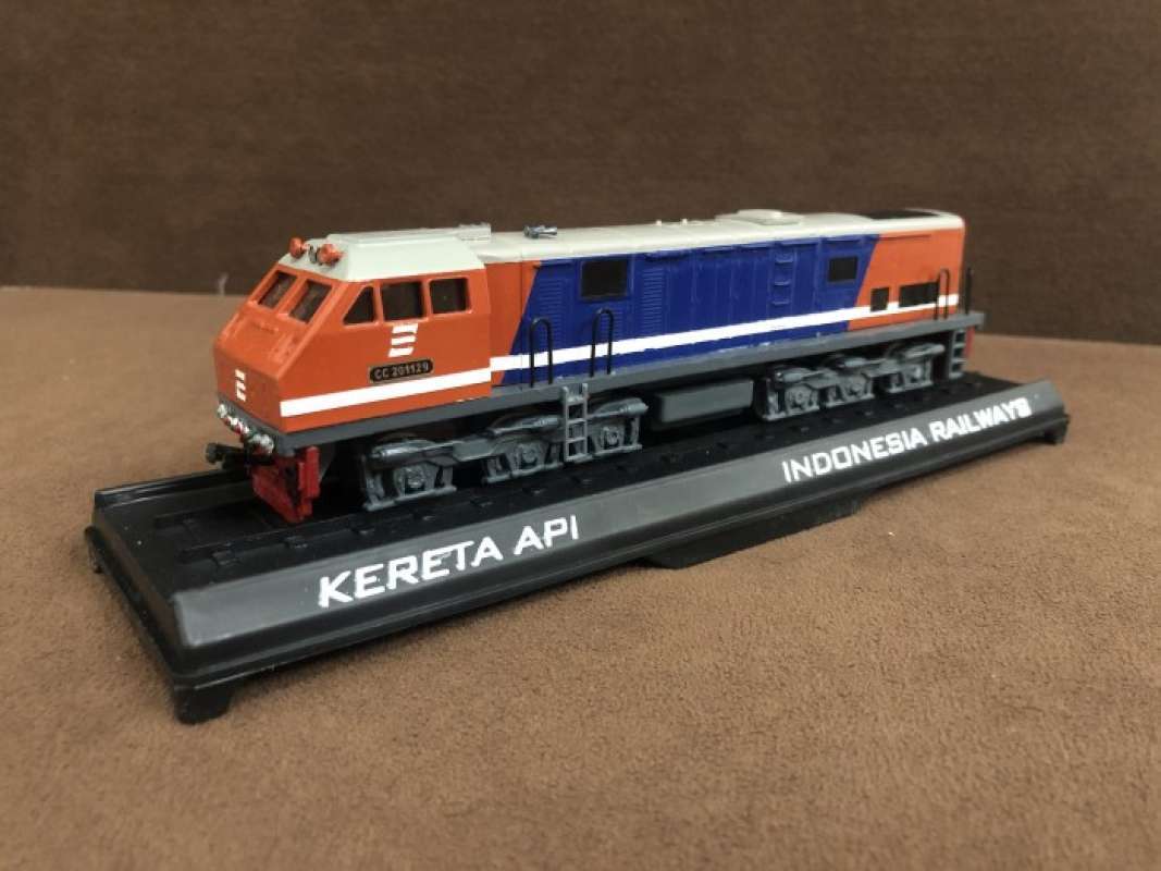 Jual Miniatur Kereta Api Lokomotif Cc 201 Merah Biru Hidung Miring Di ...