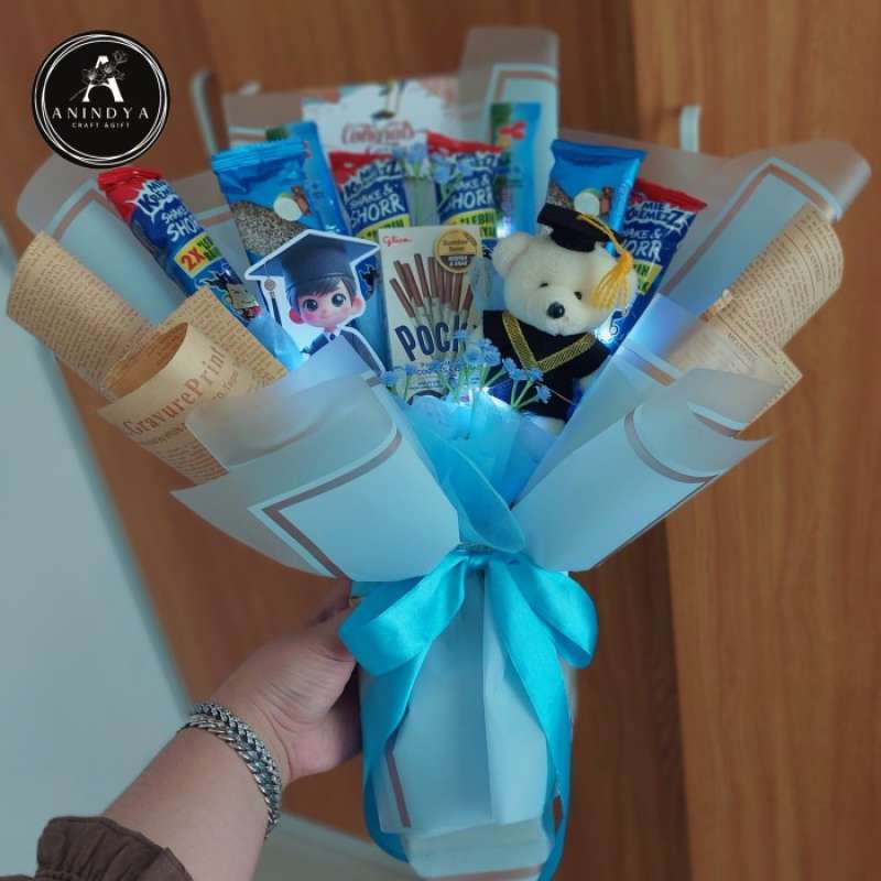 Jual Buket Snack Wisuda Cowo Boneka Lampu Hadiah Kelulusan Di Seller ...