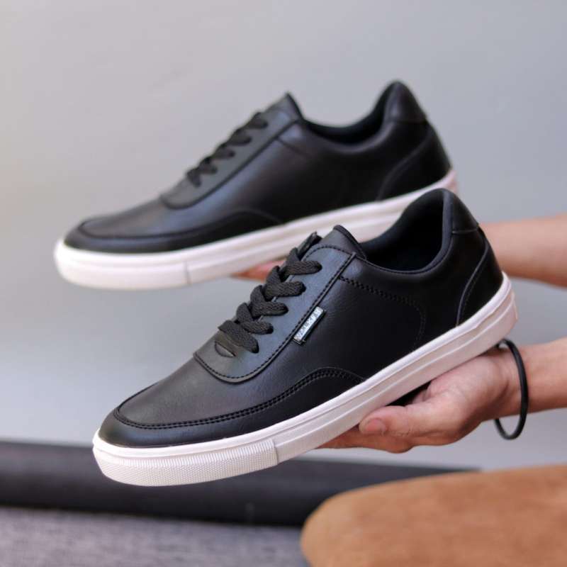 Promo Wolf Sepatu Kasual Pria Sneaker Hitam Simple Murah Original ...
