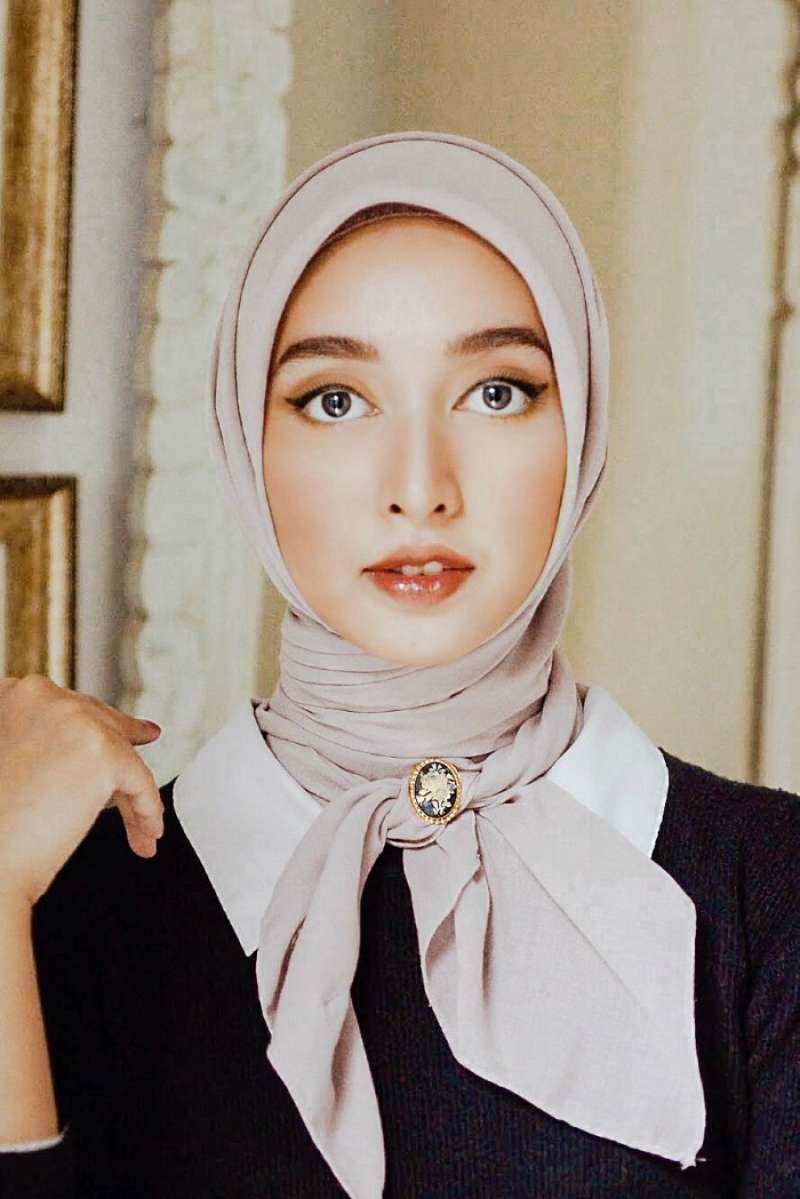 Jual 1901 Hijab X Indira Hapsari Bros Chloe Lapis Emas - Biru Muda Di ...