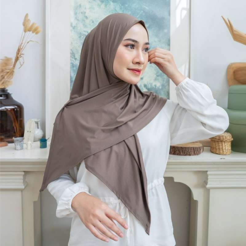 Jual Hijab Segitiga Instan Basic By Rnw - Maroon Di Seller Aghanim ...