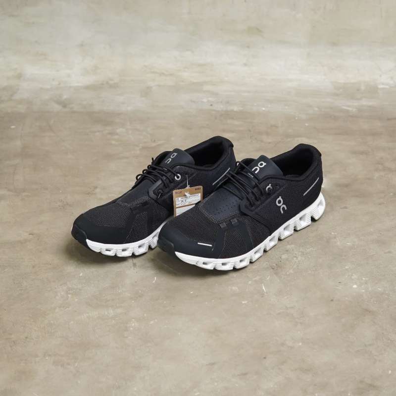 Promo Sepatu On Cloud 5 Waterproof White Black Sneaker 100% Original ...