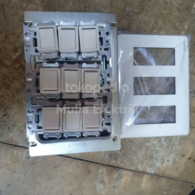Promo Saklar 9gang 9 Gang Grid Switch Panasonic + Inbodus Kaleng ...