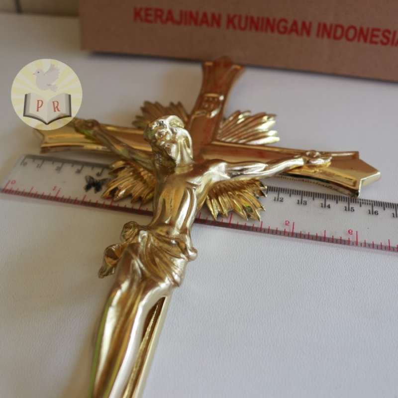 Jual Salib Dinding / Gantung Bahan Kuningan Warna Emas Tinggi 26 Cm ...