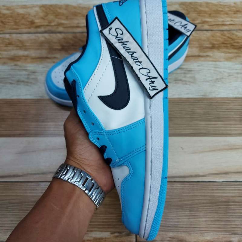 Jual Nike Air Jordan 1 Low Original - Sepatu Sneakers Pria Keren Buat ...