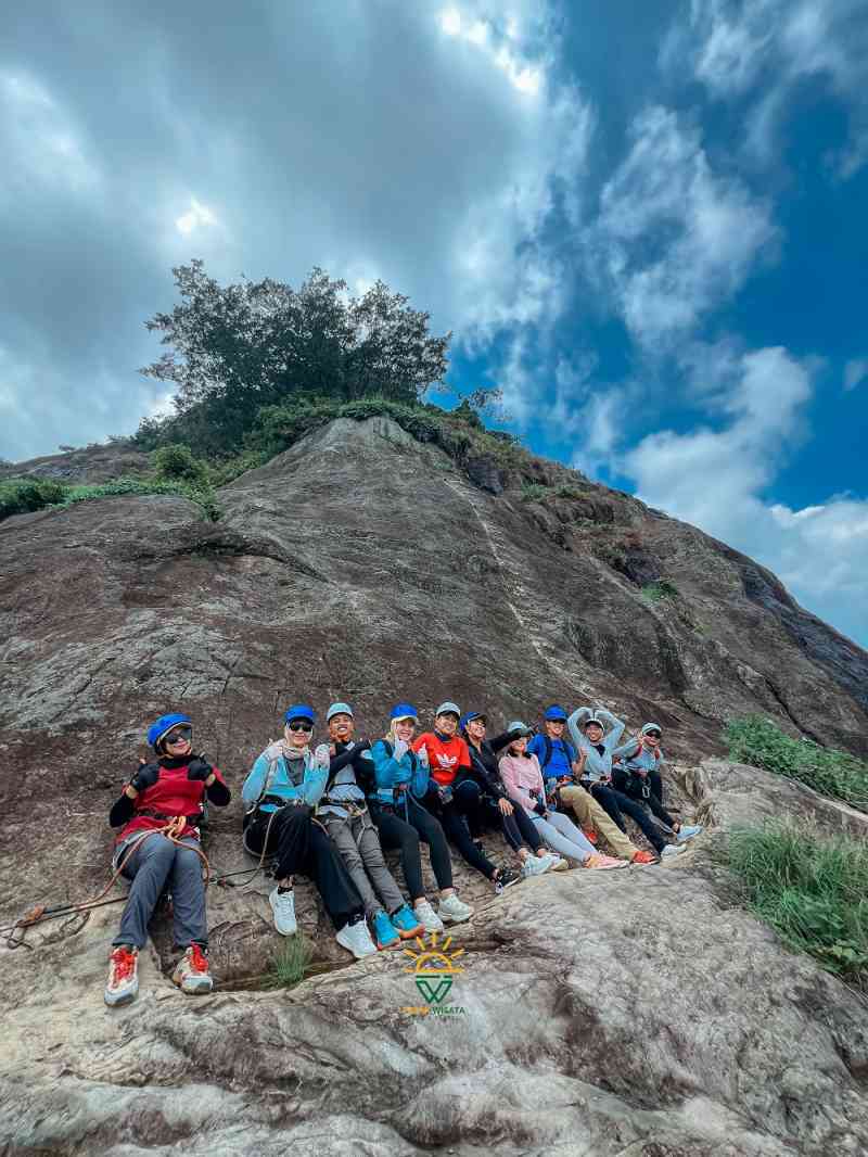 Jual Paket Wisata Travel Tour Liburan Panjat Tebing Gunung Parang 1 Day ...