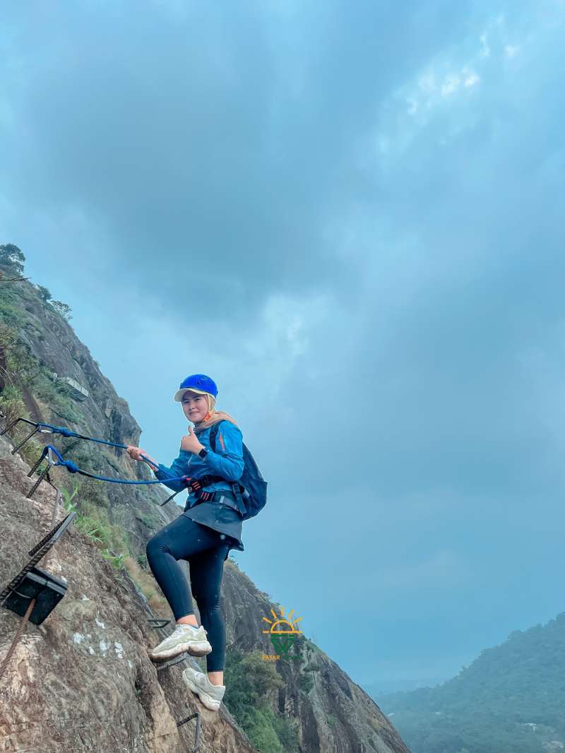 Jual Paket Wisata Travel Tour Liburan Panjat Tebing Gunung Parang 1 Day ...