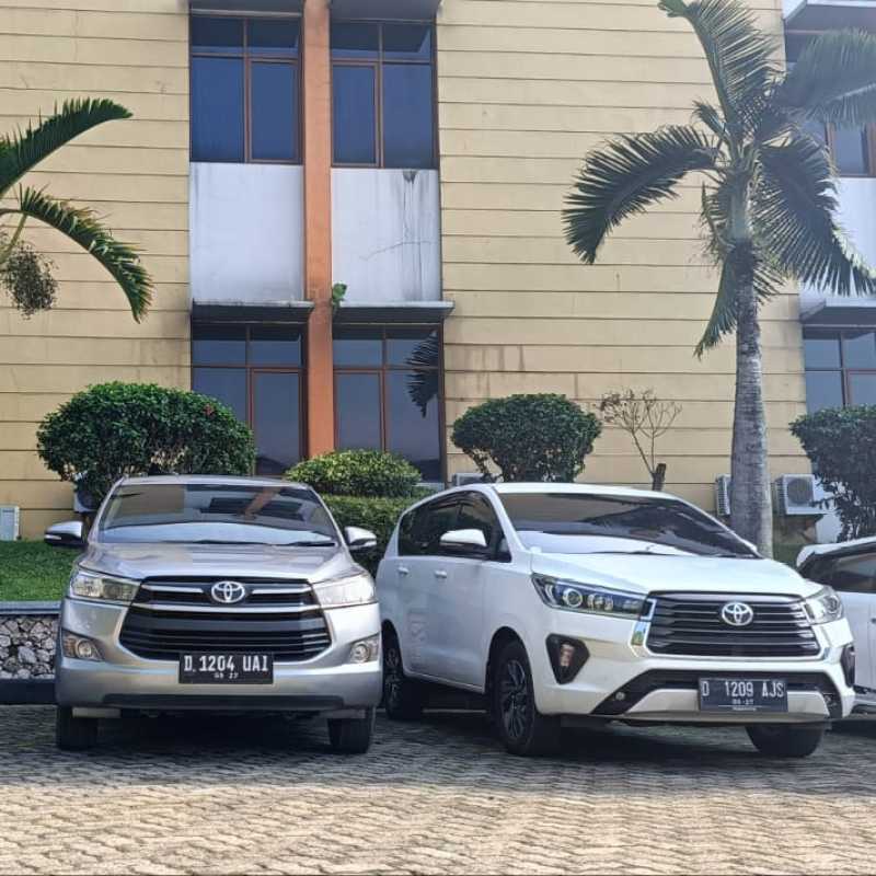 Jual Sewa Mobil Innova Reborn Jalan Jalan Wisata Atau Liburan Di ...