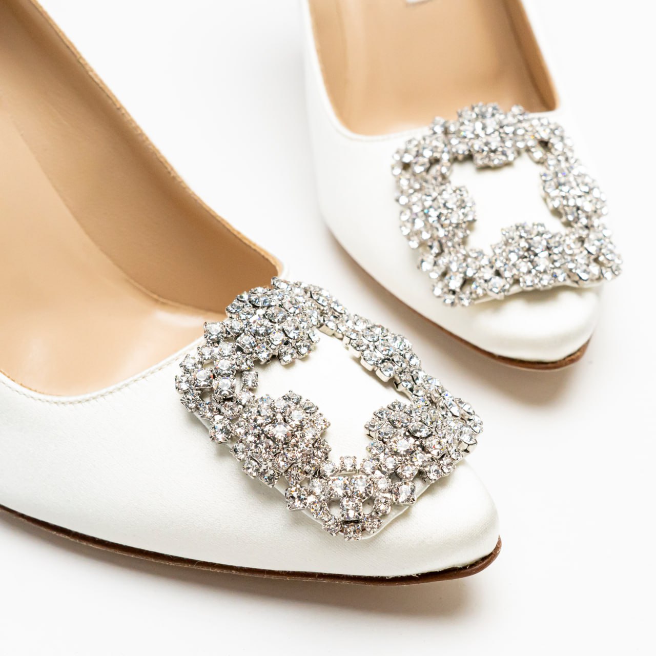 Promo Manolo Blahnik Hangisi 90 Satin Pumps With Clc Crystal Buckle ...