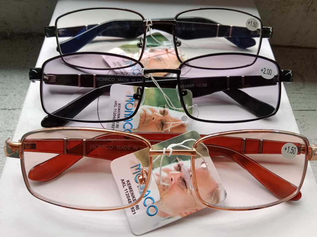 kacamata baca plus
