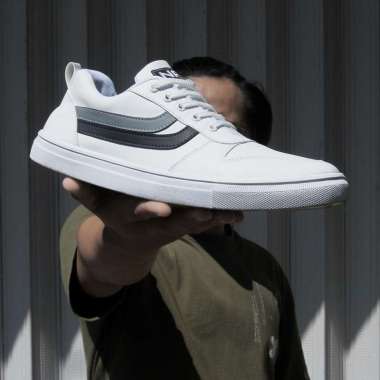 Jual Daniel Line Black Manneedme X Naz Sepatu Sneakers Pria Casual ...